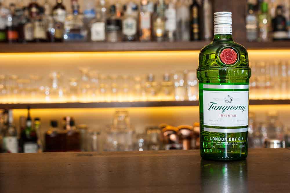 Tanqueray London Dry Gin - Die berühmte grüne Flasche - glas & teller