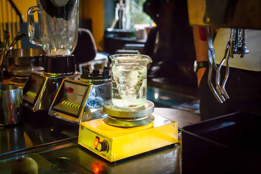 Die Zyankali Bar - Zu Gast im berühmtesten Labor der Hauptstadt - glas ...